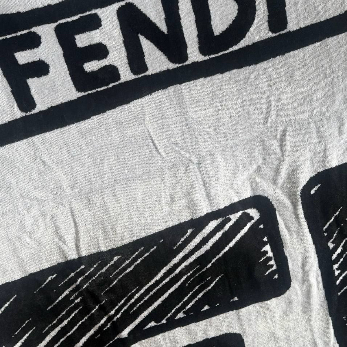 F*ndi Handtuch – weiß/schwarz – leichte B-Ware 100 × 170 cm – Huntress ...