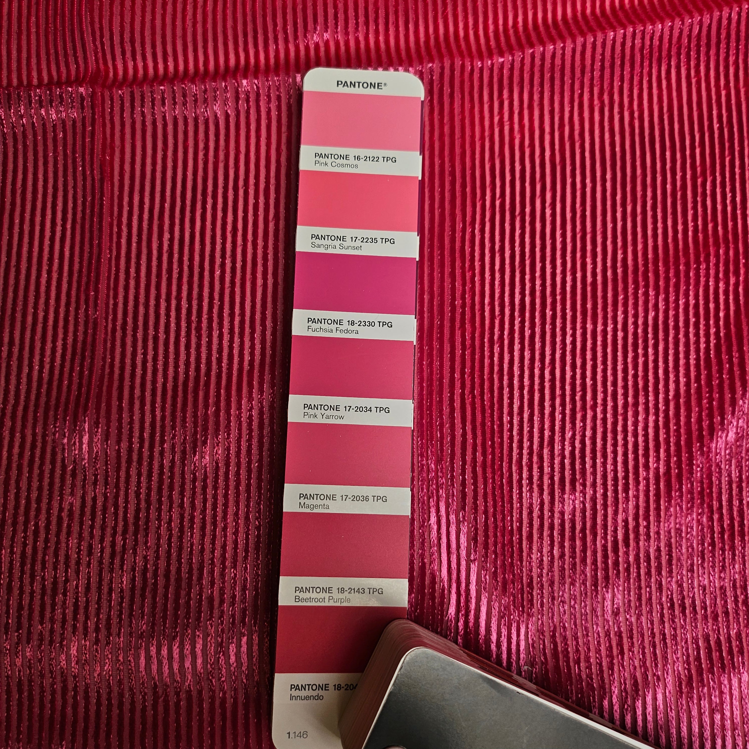Cordstoff Metallic Pink Yarrow – auffällige, kreative Deadstock Meterw ...